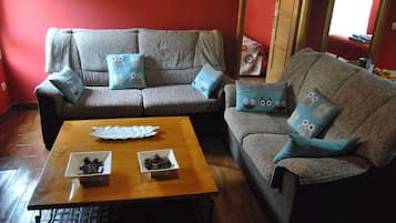 Apartamento Deluxe, 2 quartos, vista para a montanha, junto à montanha | Sala de estar | Televisor de ecrã plano de 47 polegadas com canais digitais, televisor