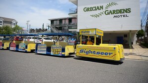 Motel Grecan Gardens com serviço de elétrico na passarela.