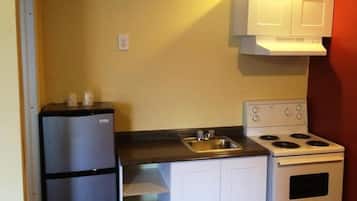 Quarto, 2 camas de casal, kitchenette | Kitchenette privada | Um frigorífico, um micro-ondas