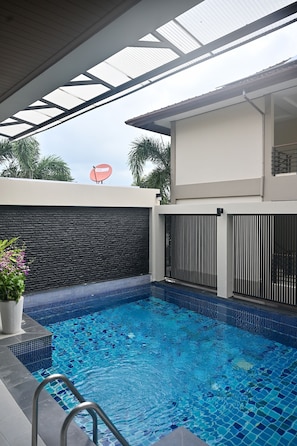 Piscina externa, espreguiçadeiras