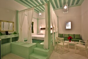 Suite Deluxe | Sala de estar | Smart TV de 32 polegadas com canais via satélite, serviços de streaming 