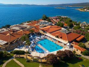 3 piscinas exteriores, da(s) 10:00 à(s) 19:00, guarda-sóis 