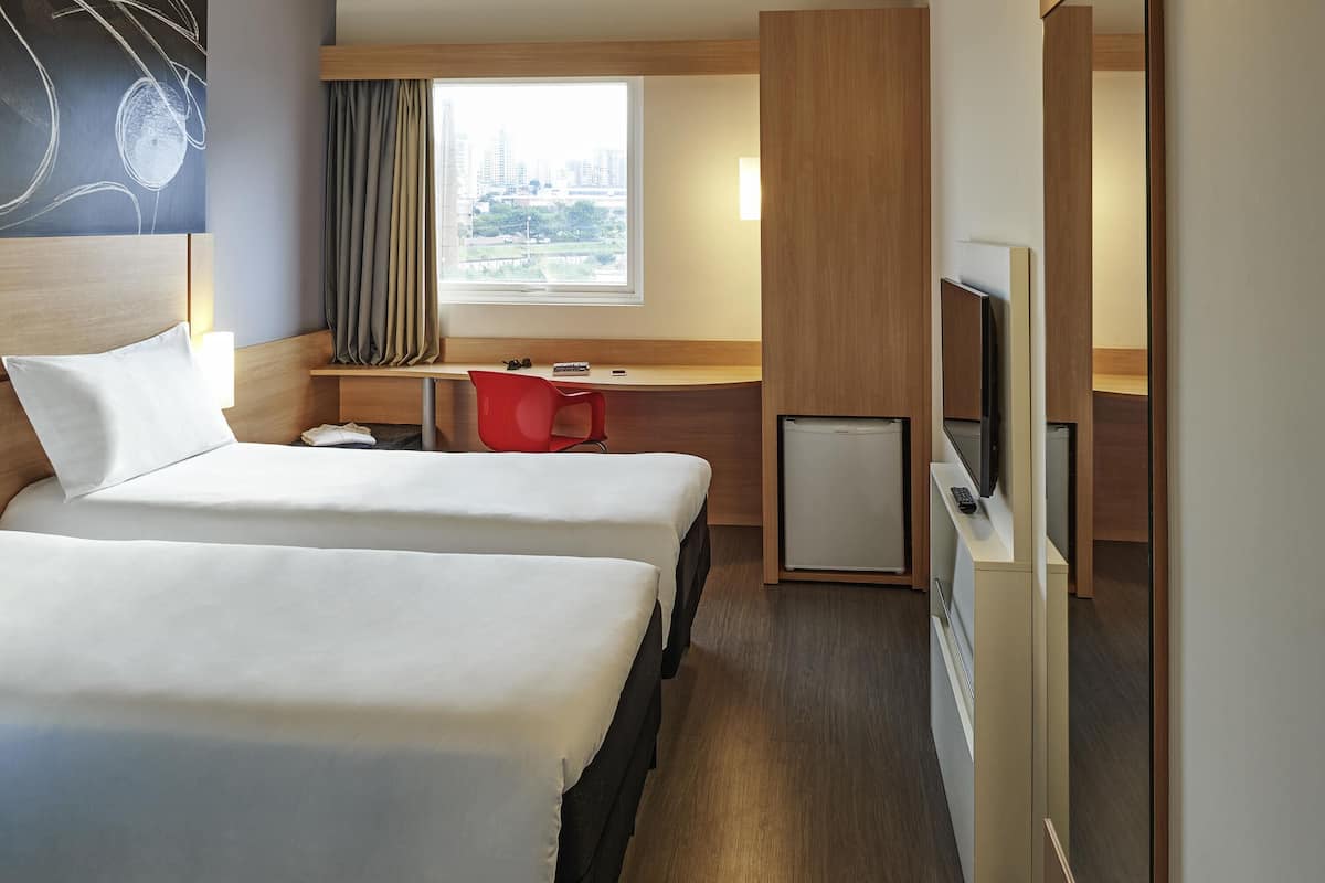 Apartamento Standard, 2 camas individuais | Minibar, cofre no quarto, secretária, cortinas/cortinados opacos