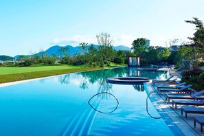 Piscina interna, 2 piscinas externas, guarda-sóis