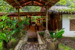 Café da manhã, almoço e jantar; culinária local, vistas para o jardim 