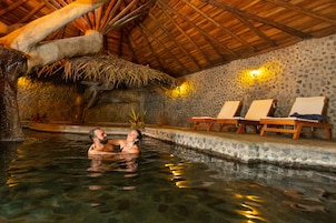 Piscina interior, piscina exterior, espreguiçadeiras 