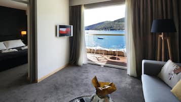 Suíte, sacada, vista para o mar | Área de estar | TV LCD