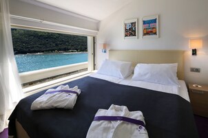 Suíte superior, terraço, vista para o mar | Frigobar, cofres nos quartos, quartos à prova de som
