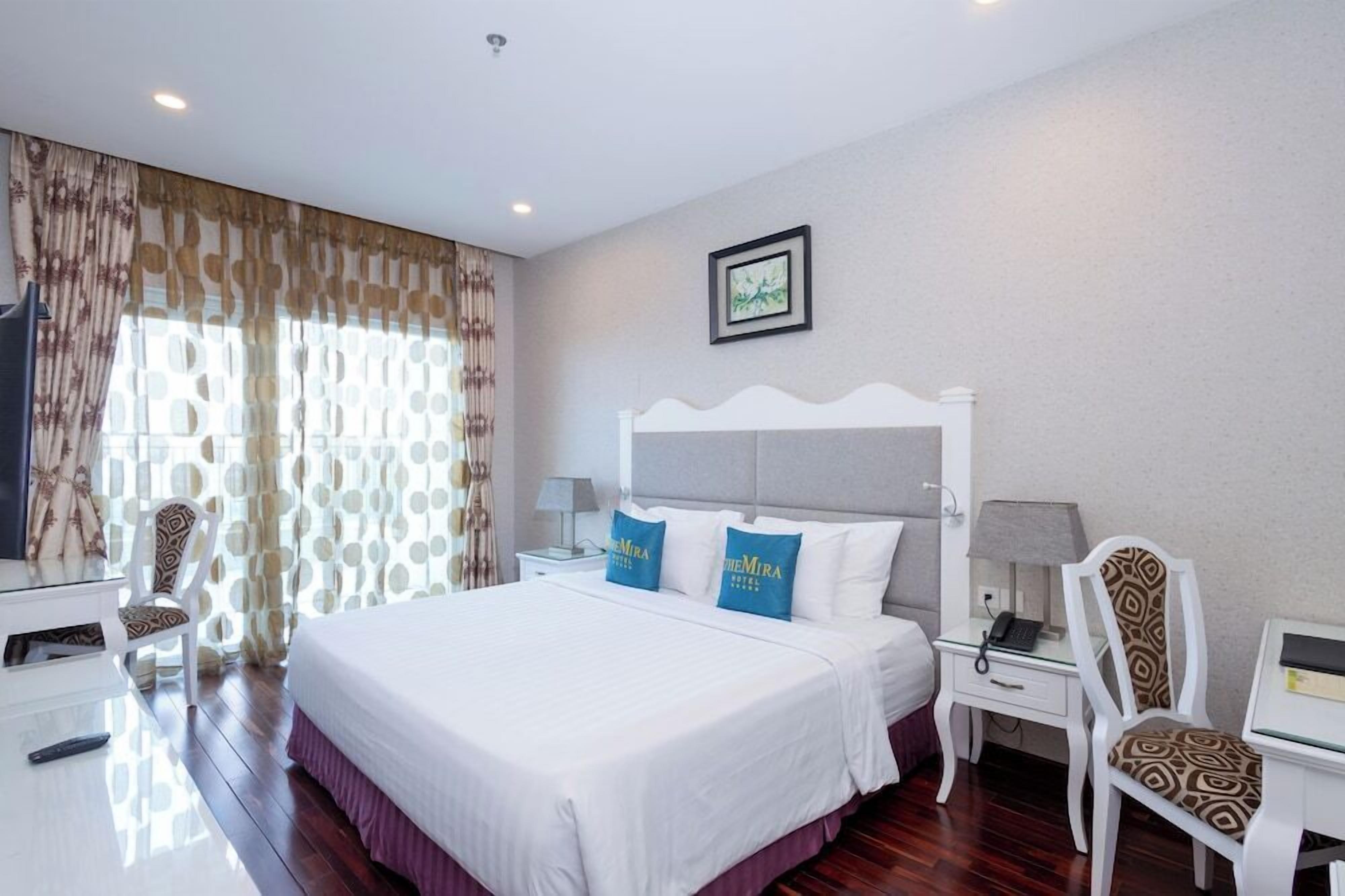 Frigobar, cofres nos quartos, escrivaninha, cortinas blackout