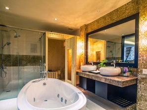 Quarto presidencial | Banheiro | Chuveiro, chuveiro com efeito de chuva, produtos de toalete grátis 