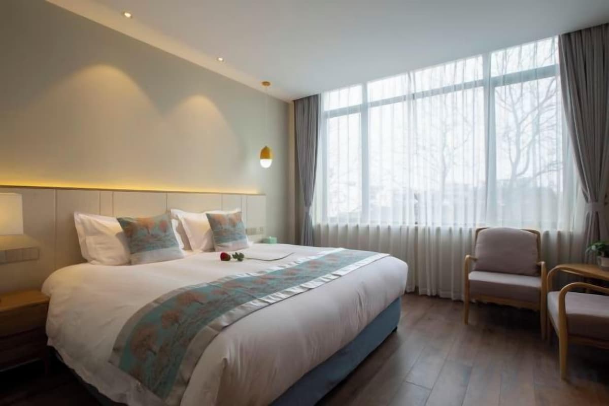 Leisure Queen Room