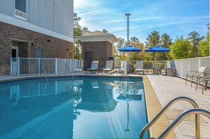 Piscina exterior sazonal