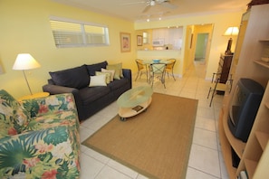 Apartamento, 1 quarto (12B) | Sala de estar | TV de ecrã plano 