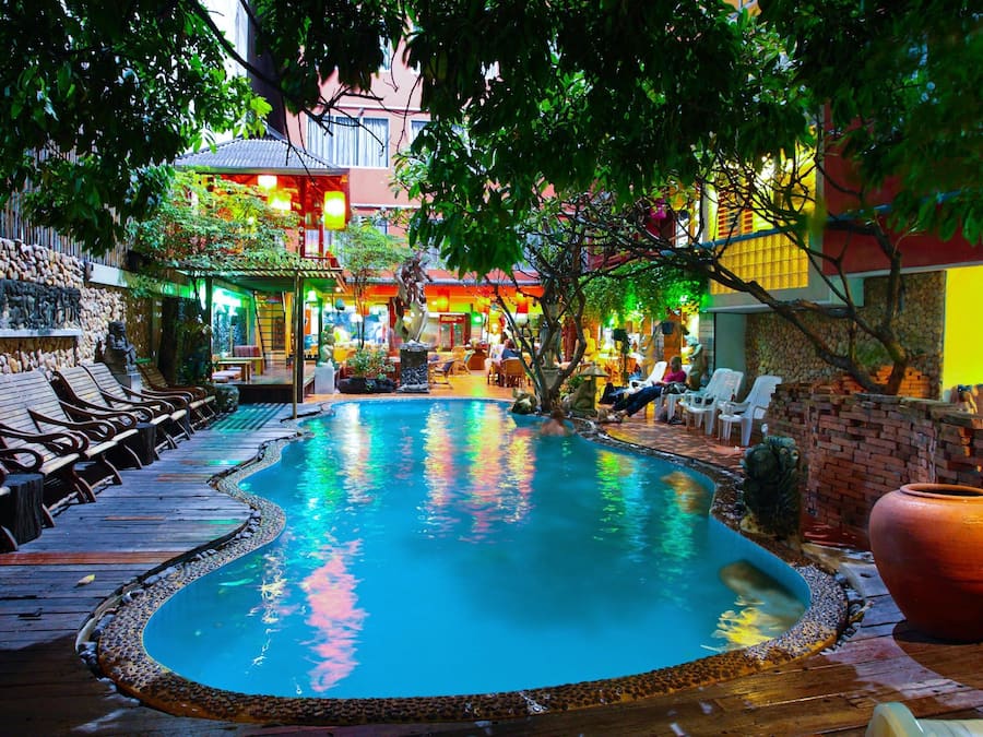 Piscina externa, espreguiçadeiras