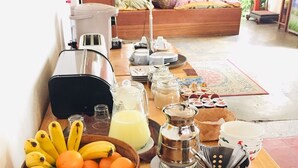 Um buffet de café da manhã com diversos alimentos e bebidas.