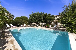 Piscina externa, funciona das 10h às 20h, espreguiçadeiras