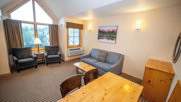 Suite, várias camas | Sala de estar | Televisor, leitor de DVD