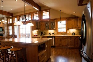 Suite Clássica, várias camas | Cozinha privada | Um frigorífico, um micro-ondas, uma cafeteira/bule 