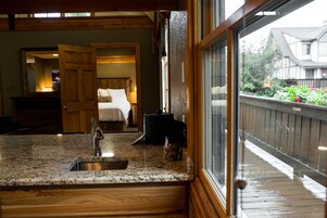 Loft Básico, 2 quartos | Kitchenette privada | Um frigorífico, um micro-ondas, uma cafeteira/bule 