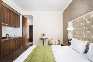 Roupa de alta qualidade, minibar, cofre no quarto, secretária 