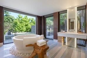 The Cliff Villa, 1 Bedroom | Casa de banho | Um polibã e uma banheira separados, uma banheira de imersão total 