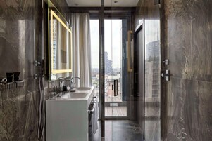 Suite, terraço | Casa de banho | Um polibã, artigos de higiene pessoal grátis, um secador de cabelo 