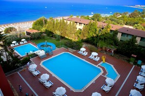 2 piscinas externas, guarda-sóis, espreguiçadeiras