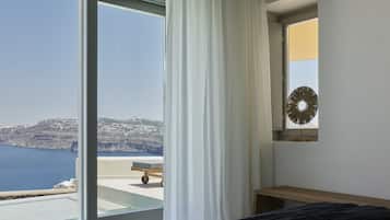 Family Studio Suite, Private Pool, Sea View - 100 meters away from the main building | Cofre no quarto, secretária, quartos insonorizados