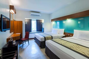 Quarto, 2 camas queen-size, não fumadores | Cofre no quarto, secretária, ferro/tábua de engomar, Wi-fi grátis 