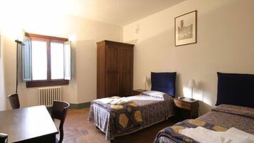 Escrivaninha, roupa de cama