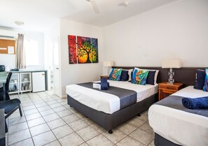 Quarto standard | Individualmente decorados, individualmente mobiliados, escrivaninha