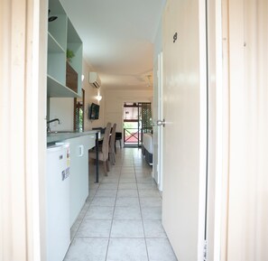 Quarto luxo, 1 cama King | Cozinha privada | Geladeira, micro-ondas, cafeteira/chaleira