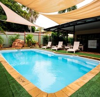 Piscina externa, espreguiçadeiras