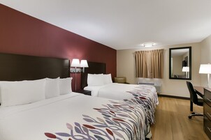 Quarto luxo, 2 camas Queen (Smoke Free) | Escrivaninha, ferros/tábuas de passar roupa, Wi-Fi de cortesia