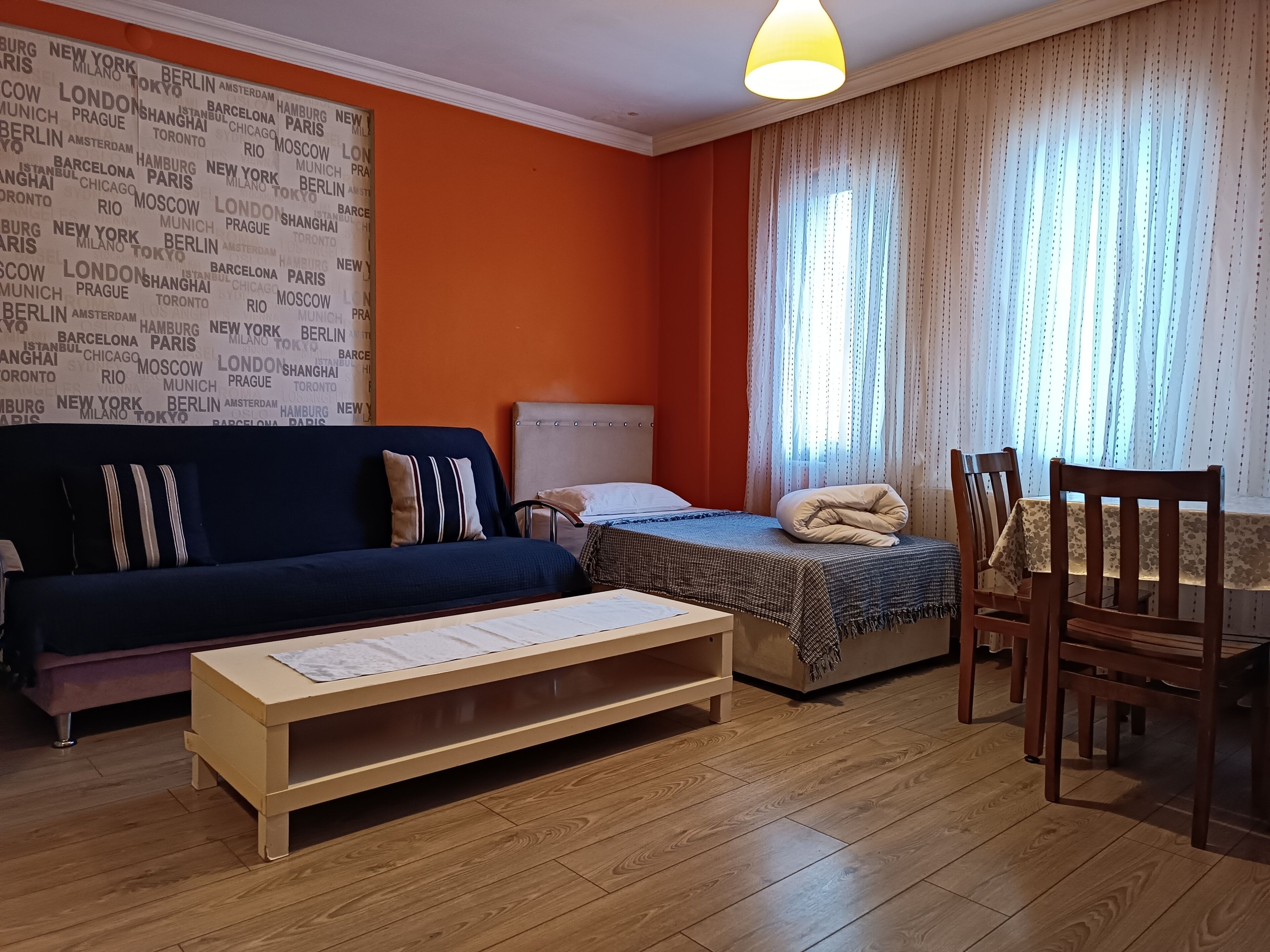 Quarto triplo júnior | Roupas de cama premium, escrivaninha, espaço de trabalho para notebook