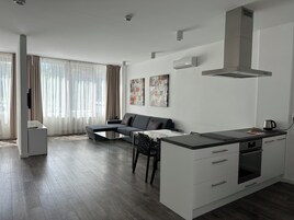 Apartamento, 2 quartos | Área de estar | TV de tela plana 45 cm com canais a cabo
