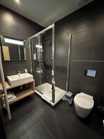 Quarto clássico | Banheiro | Chuveiro, produtos de toalete grátis, secador de cabelo 
