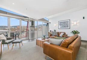 Penthouse Premium, 2 quartos | Sala de estar | Televisor de 40 polegadas com canais digitais