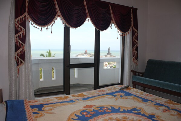 Cofre no quarto, secretária, ferro/tábua de engomar, camas desdobráveis