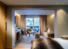 Quarto casal luxo, sacada, vista para a montanha | Área de estar | TV de tela plana