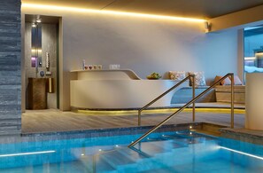 Piscina interior, piscina exterior, guarda-sóis, espreguiçadeiras 