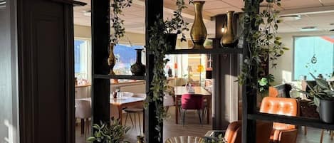 Café da manhã, almoço e jantar; culinária local, vistas para o mar