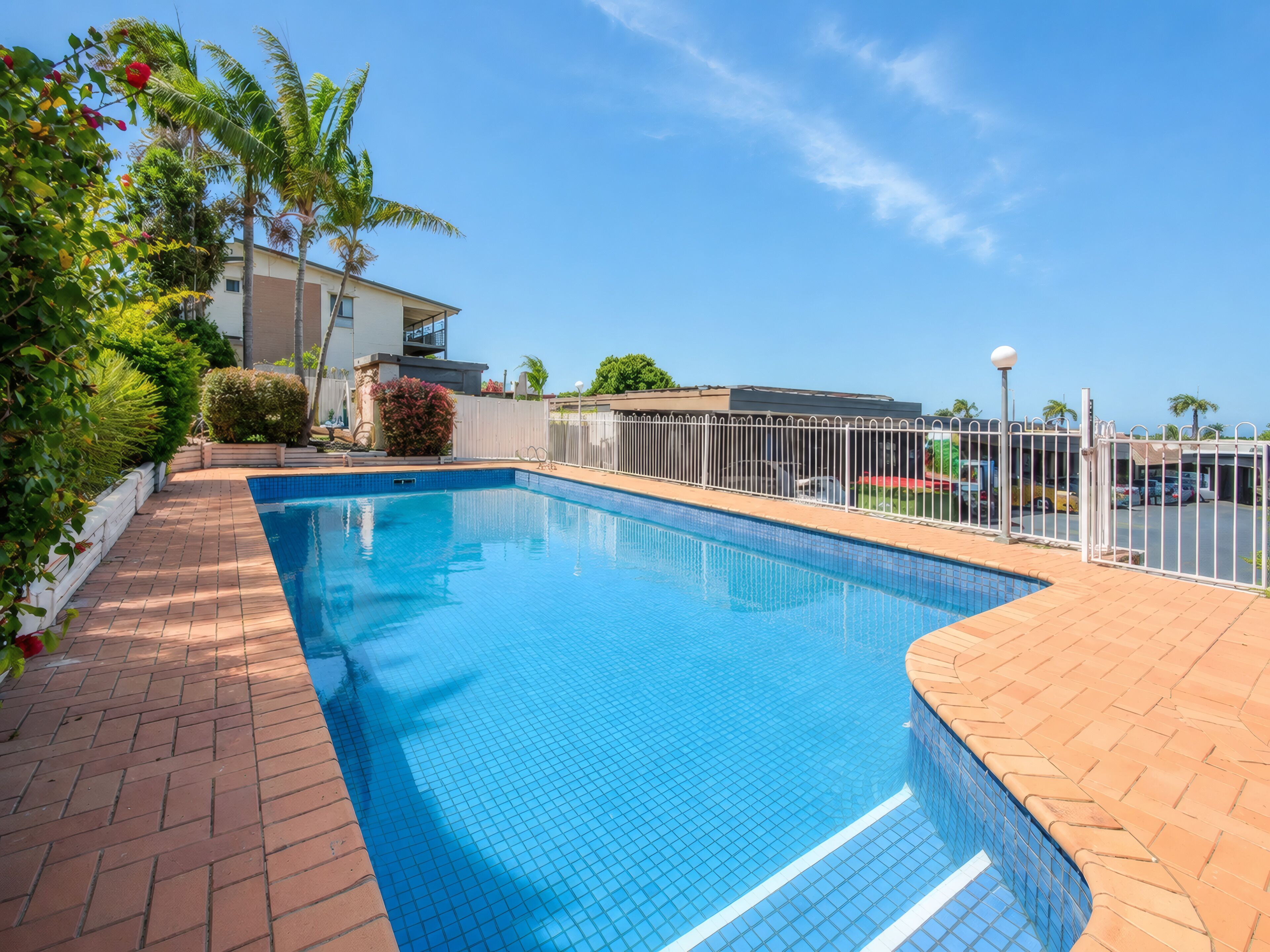 Piscina externa, espreguiçadeiras