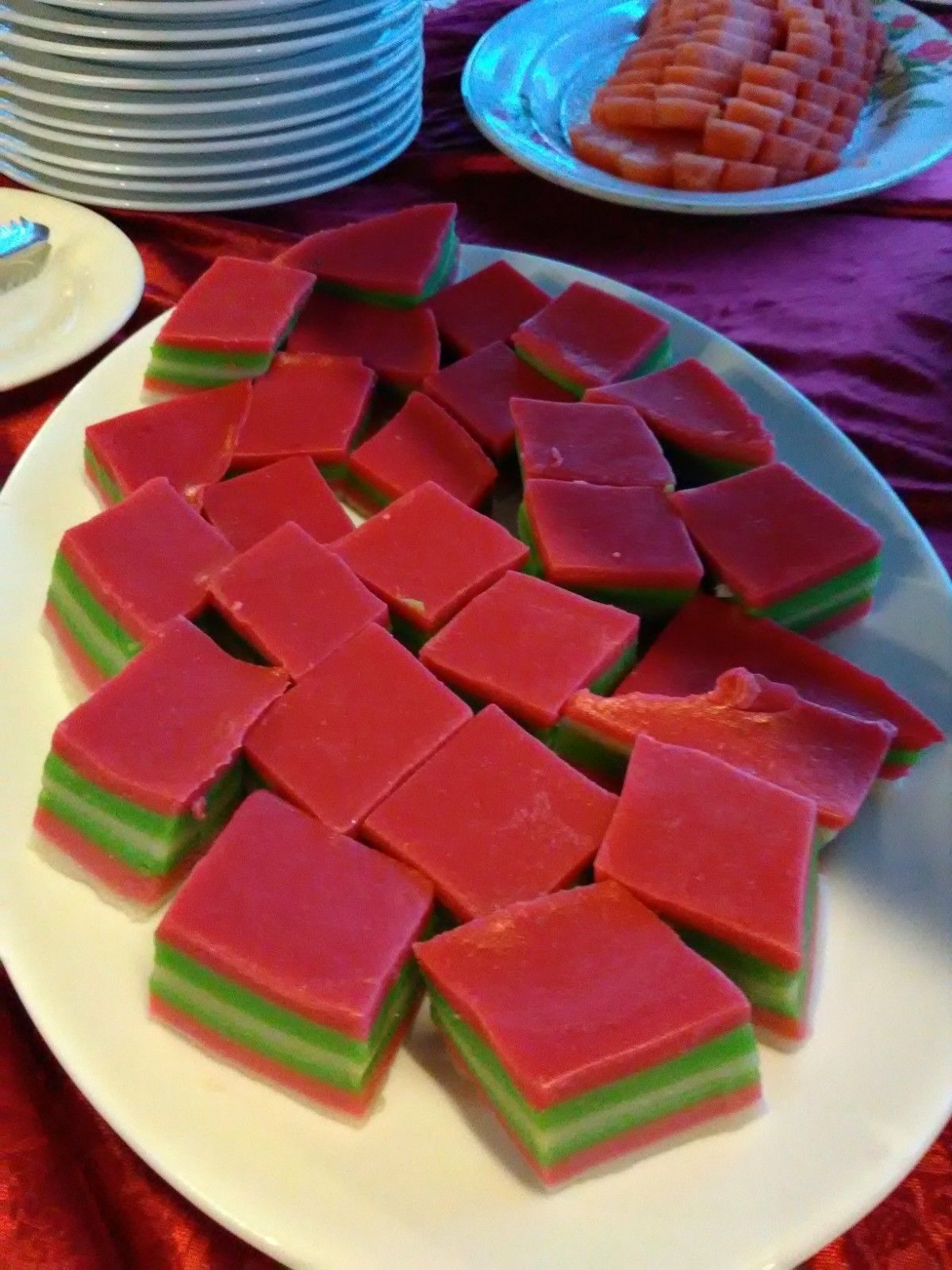 Um prato com cubos de gelatina em camadas.