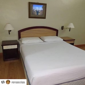 Secretária, roupa de cama fornecida 