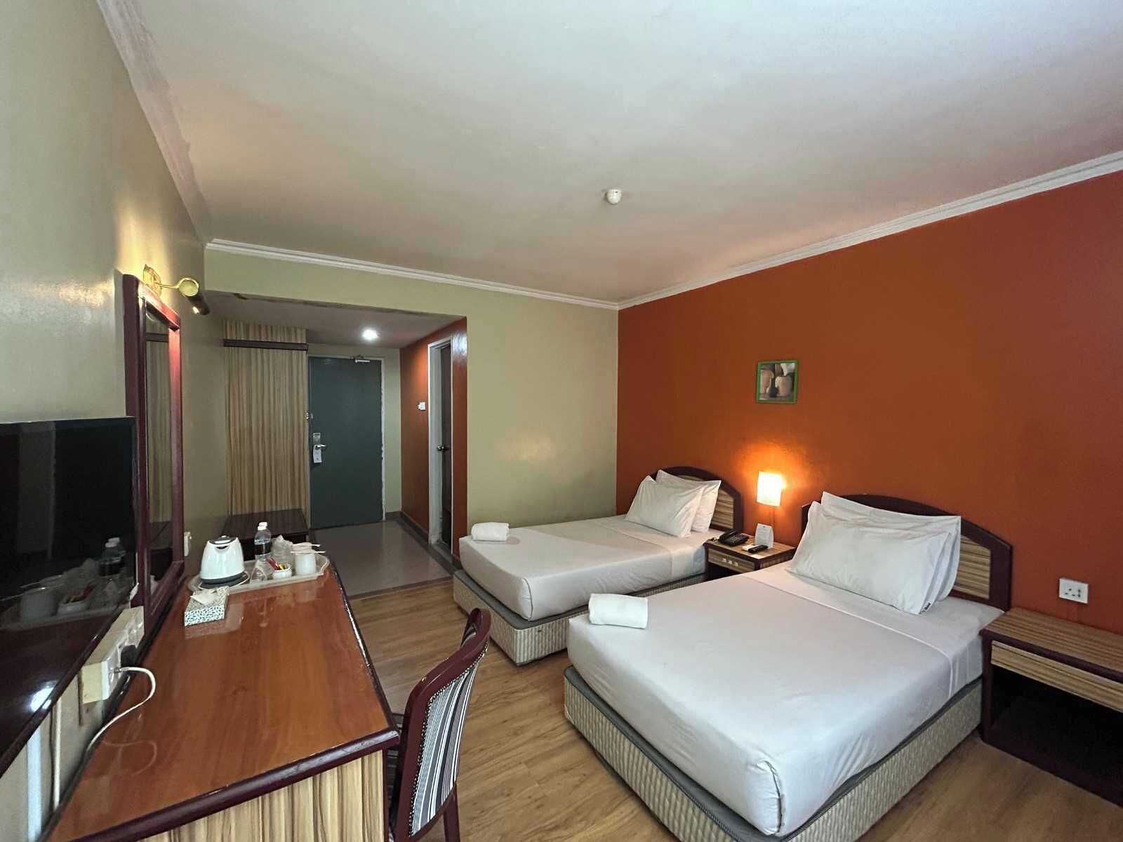 Secretária, roupa de cama fornecida 