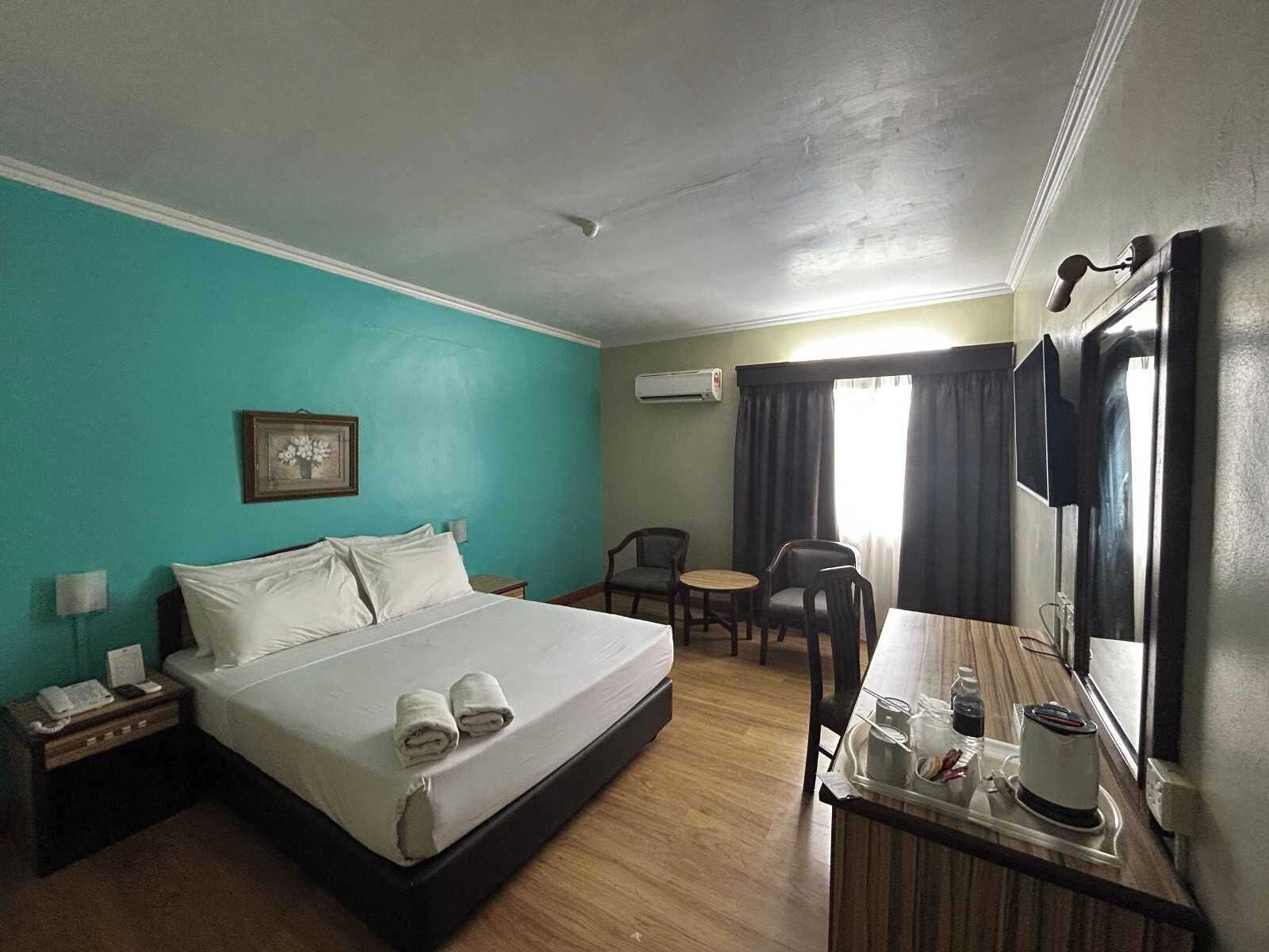 Secretária, roupa de cama fornecida 