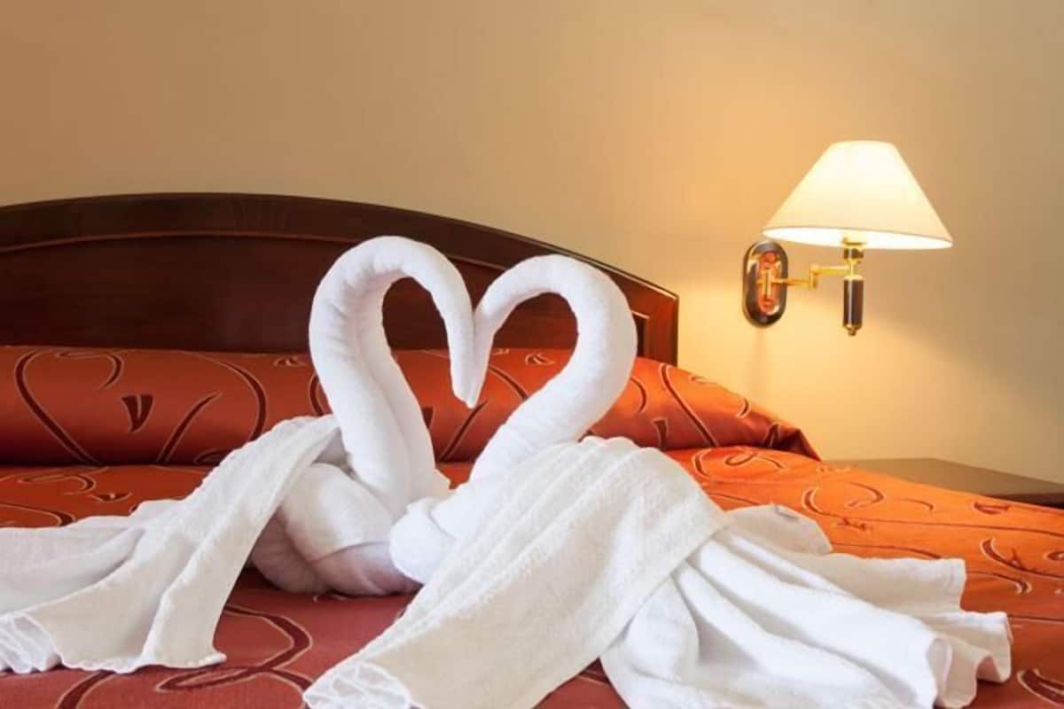 Secretária, roupa de cama fornecida