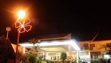 Fachada do alojamento (tarde/noite)