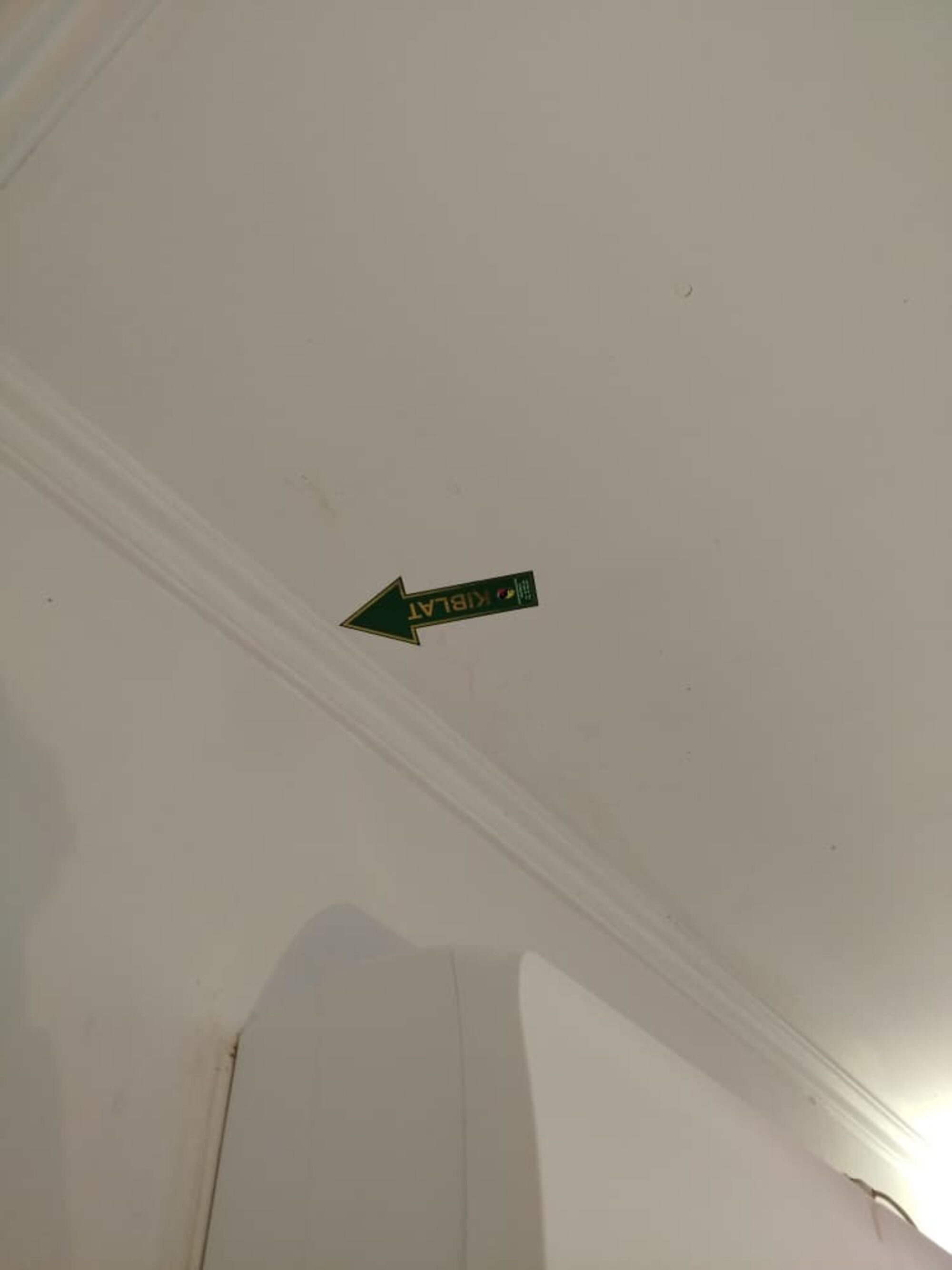 Teto com uma seta indicando a direção para a esquerda.